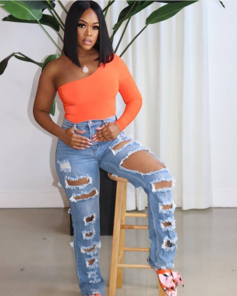 21 Ripped Jeans Outfits That You'll Want To Rock Every Day